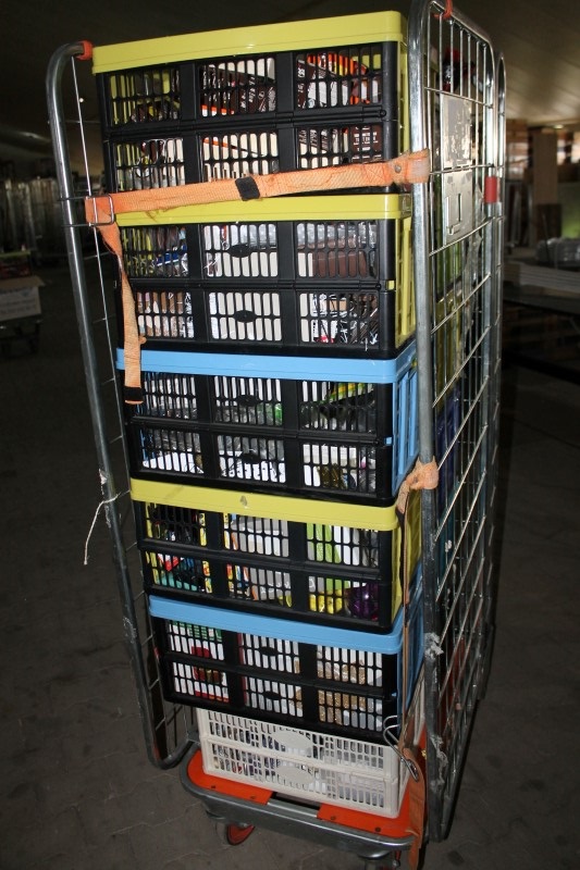 Rolcontainer vol met kratten met diverse artikelen oa speelgoed ...