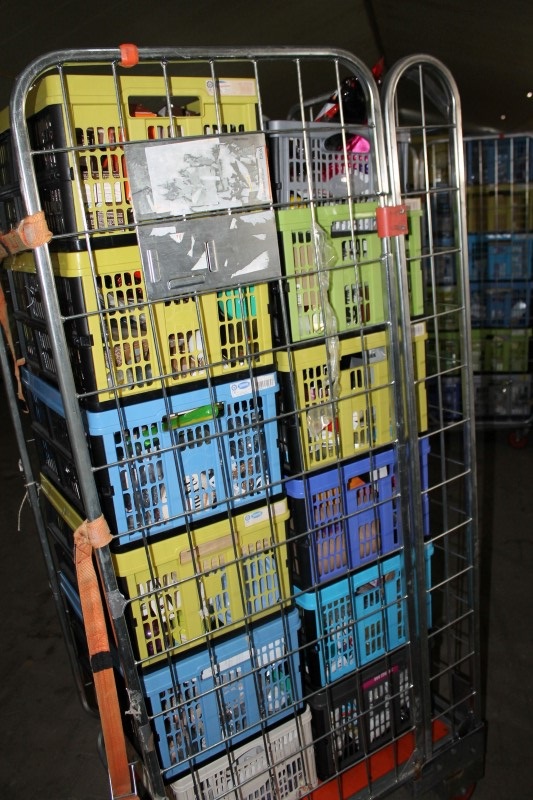 Rolcontainer vol met kratten met diverse artikelen oa speelgoed ...
