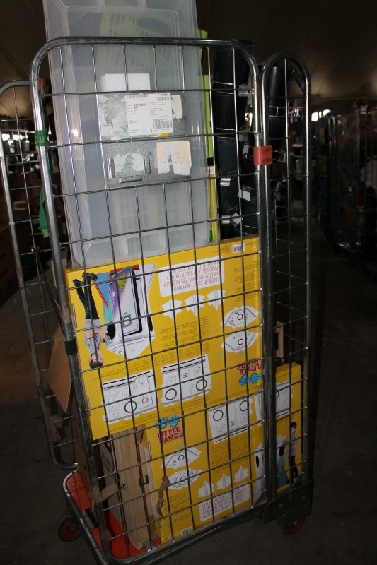 Rolcontainer vol met kratten met diverse artikelen zie foto's , excl ...