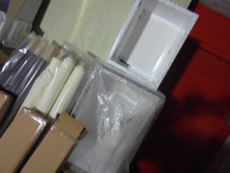 Partij div met o.a. nieuwe winkel displays veel ongeopende dozen (Kavel ...