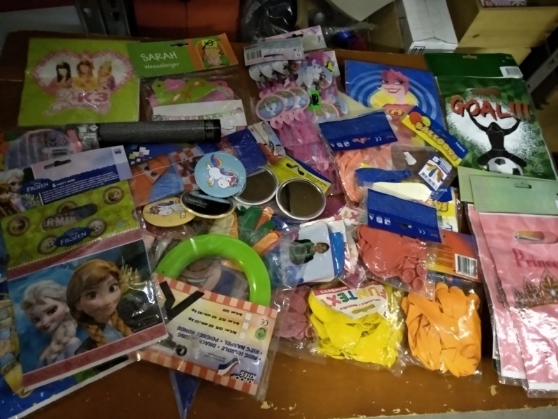 Restahandel feest spullen ruim 75 stuls vk 6 (Kavel nr: 883554 ...