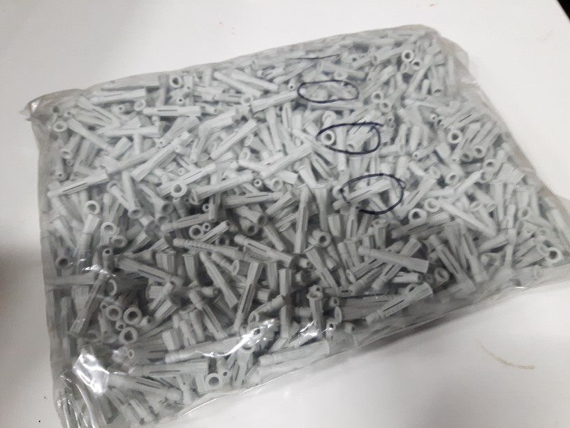 Pluggen, 6 mm, zak a 1000 stuks (Kavel nr: 1117407, Eindtijd : 27 Feb ...